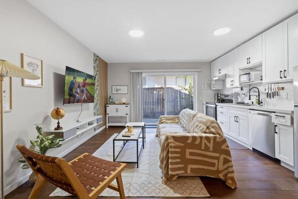 Designer Daylight Basement Near Edmonds Downtown - Edmonds, WA