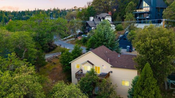 Alpine Retreat W Private Deck Views Outdoor Dining Alpen Drive By Avantstay - Lake Arrowhead, CA