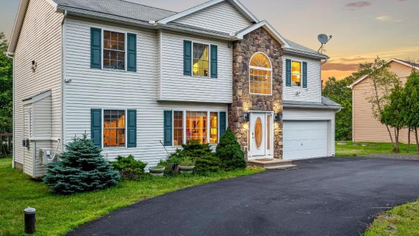 Birch Hollow By Avantstay Cozy Poconos Home W Fireplace, Soaking Tub & Kids Play Area - Pocono Lake