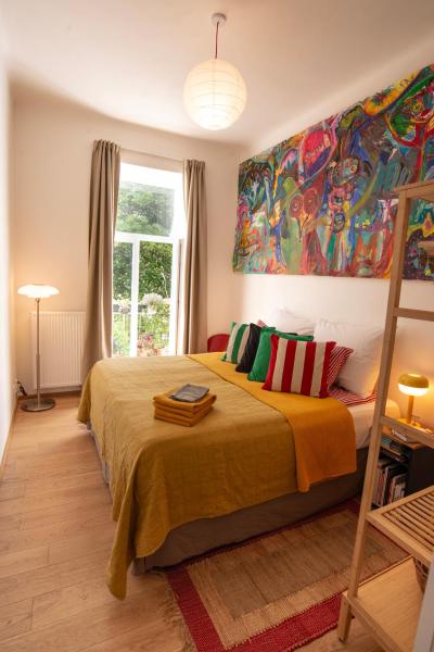 Green Balcony & King Size Bed - Praga