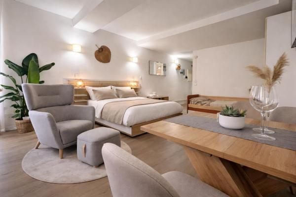 Timeless Home Deluxe Smart Cinema Suite With Netflix & Disney - Parma