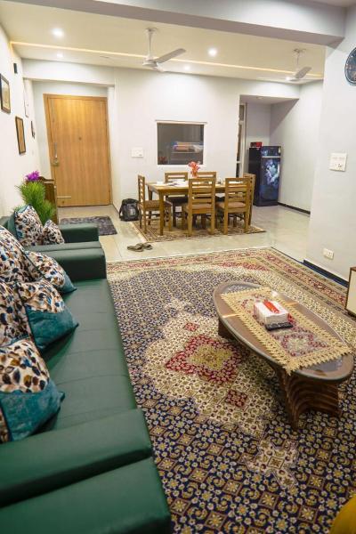 Gulposh Homestay -Modern Rooms Cozy Ambience - Srinagar