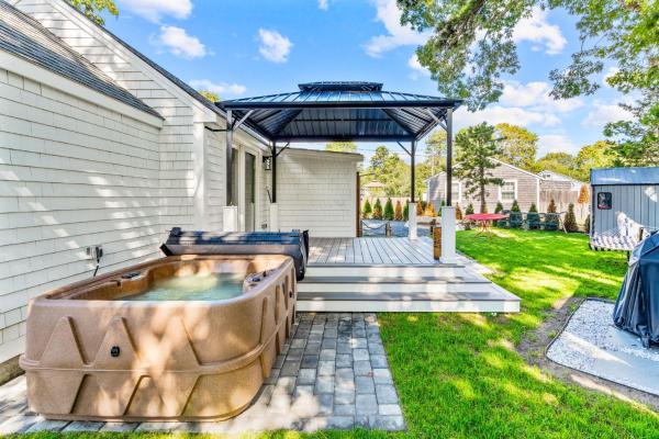 Dennis Port House Beachhot Tub & Fire Pit Fun - Dennis