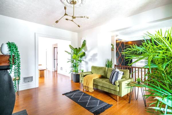 Bamboo Bungalow By Jungle House Near Convention Center Osu & Nationwide Arena Walk To High Street Downtown & Short North 5 800 Reviews Private Parking - Grove City, OH