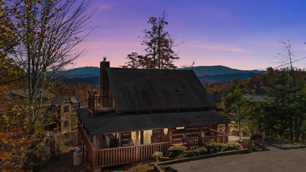 Mountain Views Cabin With Hot Tub - Pigeon Forge, TN