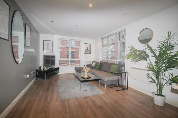 Modern Two Bedroom Apartment Birmingham City Centre - 2 Bathrooms - Sleeps 6 Guests - Free Underground Parking - Fast Speed Internet - Birmingham