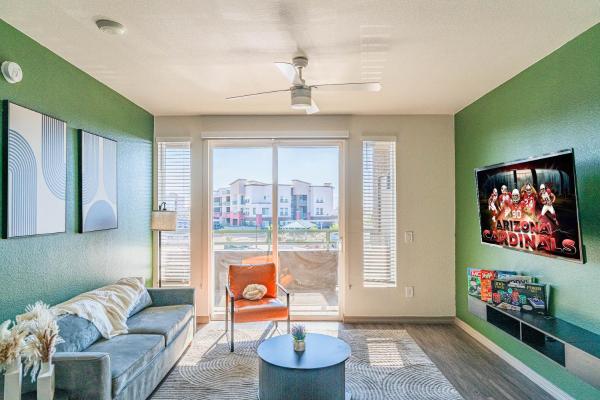 Stadium-side Escape With Pool Gym Balcony Parking - Glendale, AZ