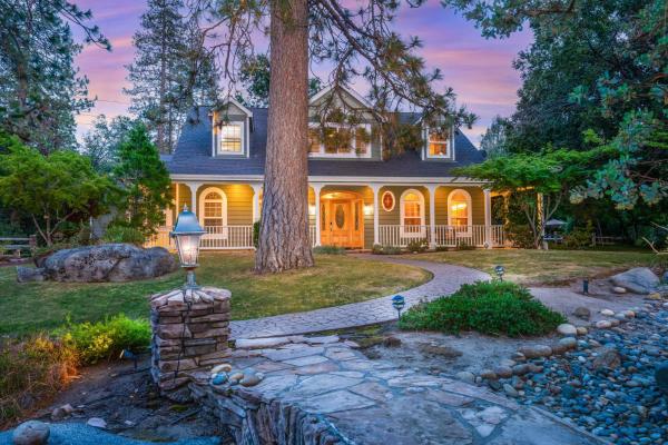 Emerald Escape 50 Acres W/hot Tub, Game Room - Oakhurst, CA