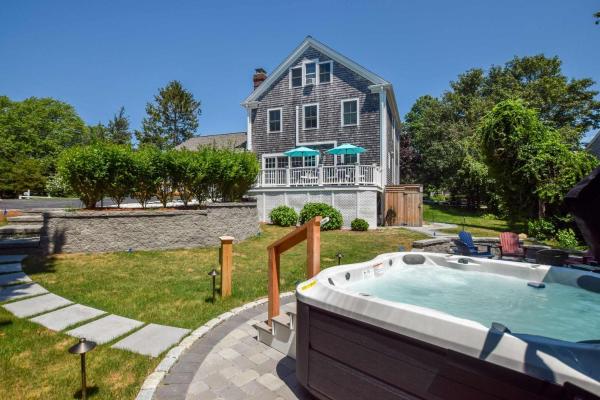 Minutes To Oceanside Beaches Private Deck And Backyard - Cape Cod, MA