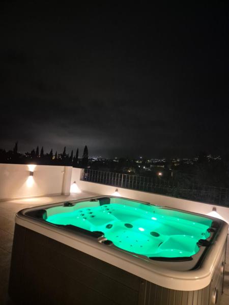 Villa With Jacuzzi And Panoramic Views In Prestigious El Rosario, Marbella - Marbella