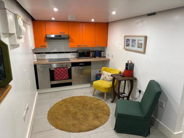 Sleek Self-contained Studio Retreat Own Entrance - Dorking