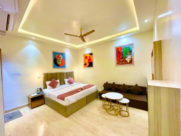Hotel Royal Banarasia Palace - Near Shree Kashi Vishwanath Temple # Vidyapeeth Road # Free Wi-fi & Parking And Room Services # Fully Air Conditioning Rooms # Best Family Stay Hotel In Varanasi City - Varanasi