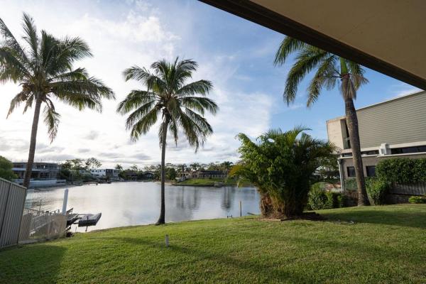 Palm Springs Waterfront Retreat - Broadbeach Waters - Springbrook