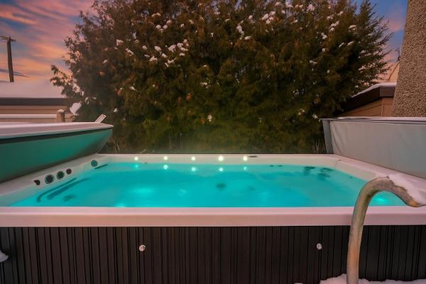 Urban Oasis - With 16ft Swim Spa - Heated Hot Tub & Pool - Saint Albert