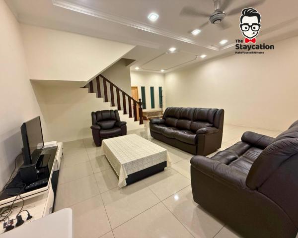 Staycation Homestay 83 Unigarden Near Unimas - Johor Bahru