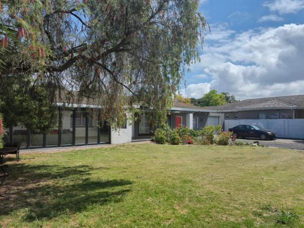 Lyronne Guest House, Shuttle And Tours - Western Cape