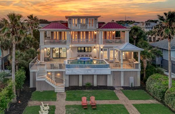 'Belle Mer'~ Ocean Front, Private Pool, Hot Tub, Elevator - Isle of Palms, SC