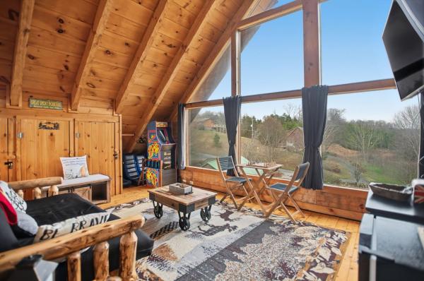 Boujee Bear Cabin With Hot Tub & Putting Green Cabin - Sevierville