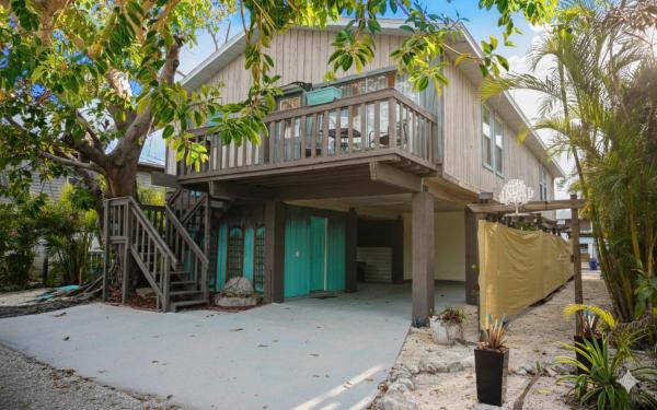 Anna Maria Island Tree House Pet Friendly! - Anna Maria, FL