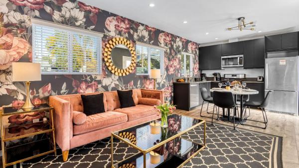 Remodeled 2bdr In Heart Of Hollywood W Courtyard Art Deco By Avantstay - Hollywood, CA