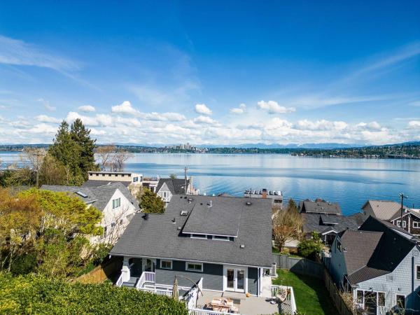 Leschi Retreat W Breathtaking Water View Sleeps 14 - Seattle