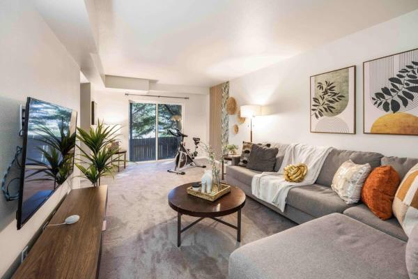 Renton Luxury & Spacious Daylight Basement The Landing - Renton, WA