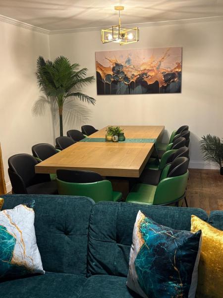 Big Group Getaway House Near Chicago - Gary, IN