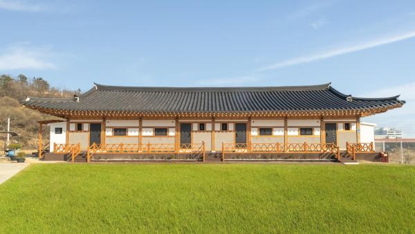 Gyeongju Gampo Byeolbit Hanok Pension - Gyeongju-si
