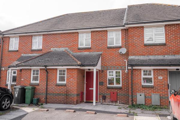 Modern Two Bedroom Home With Parking - Basingstoke