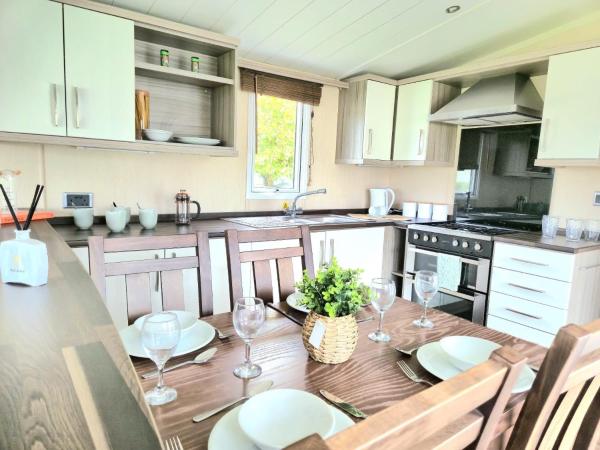 Lovely Caravan With Decking At Cherry Tree Park Norfolk Ref 70724c - Gorleston-on-Sea