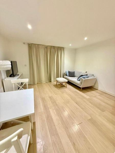 Spacious Flat Between Stockwell & Brixton - Central London