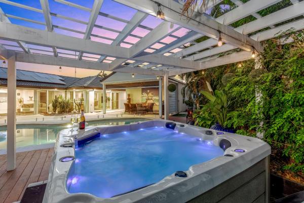 Luxury Mooloolaba Retreat With Spa & Pool - Marcoola