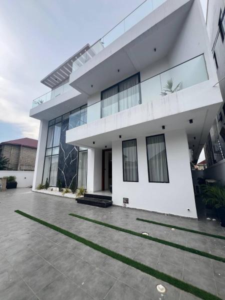 4 Bedroom House With A Pool - Accra