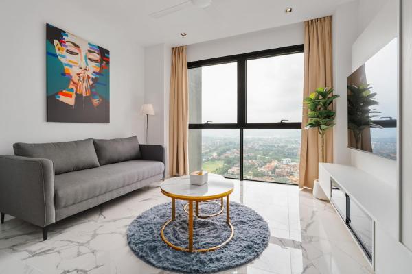 Luxury 3 Bedroom At Lumi Tropicana Balcony With Golf View Sleeps 9 And Darts B2-23 - Sungai Buloh