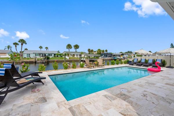 Brand New Saltwater Pool! - Waterfront Canal - Luxury Home - Apollo Beach, FL