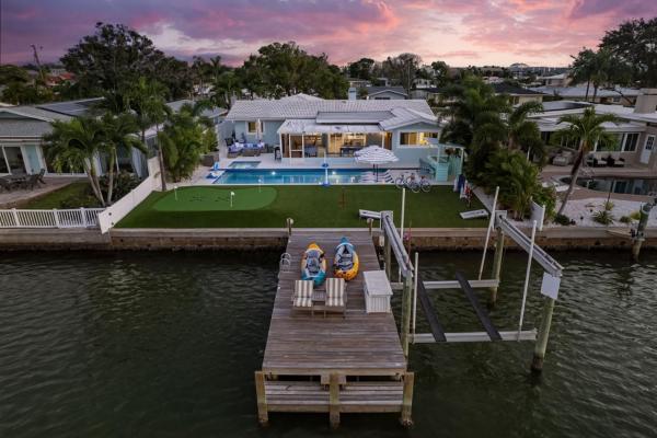 Waterfront Walk To Beach Pool Kayaks Bikes - Indian Rocks Beach, FL
