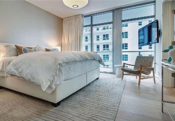 Oceanfront Three-bedroom Condo With Wraparound Balcony And Panoramic Views - Miami Beach, FL