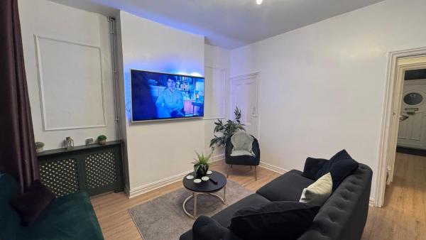 Rnm - Business Contractors Ready! 3 Bedrooms, Efficient Savings! Entire House,smart Tv, 2 Lounges, Dining Area, Private Gated Parking, Easy Access, Close To M5, Train Station, Bus Routes, Kitchen And Washroom Plus Amenities Included! - Wolverhampton