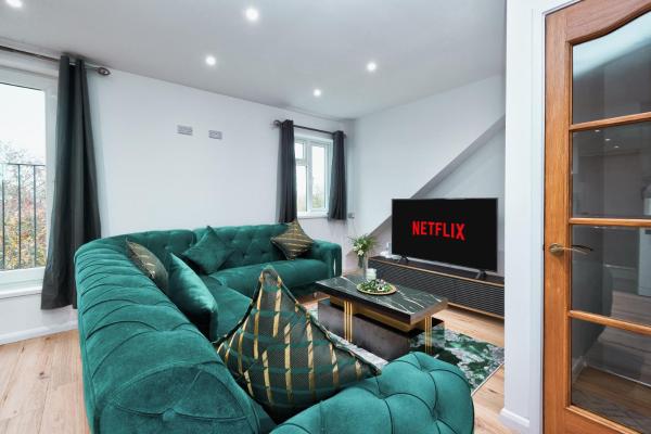 Stylish Dagenham Flat With Easy Access To Central London - Romford