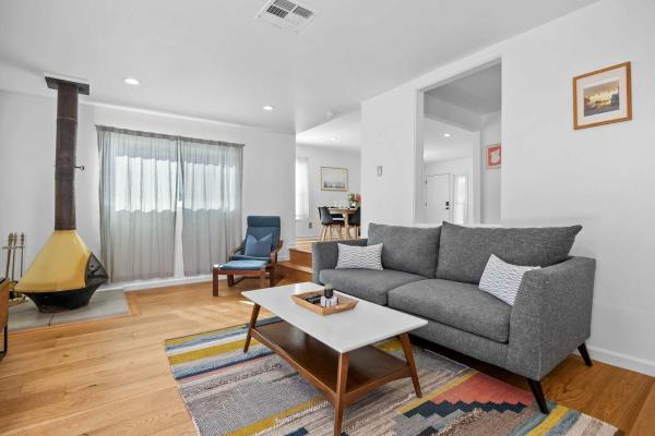 New Listing Chesapeake Cottage By Colby & Conrad - Los Angeles, CA