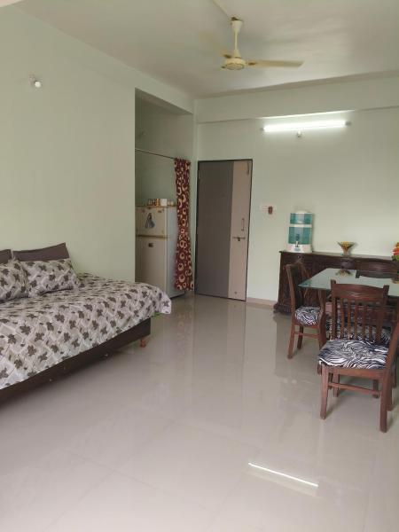 1 Big Furnished Studio Apartment With A Pantry Including Fridge, Utensils, Gas Stove And A Washing Machine With Attached Bathroom That Can Accommodate Minimum 4 People - イガットプリ