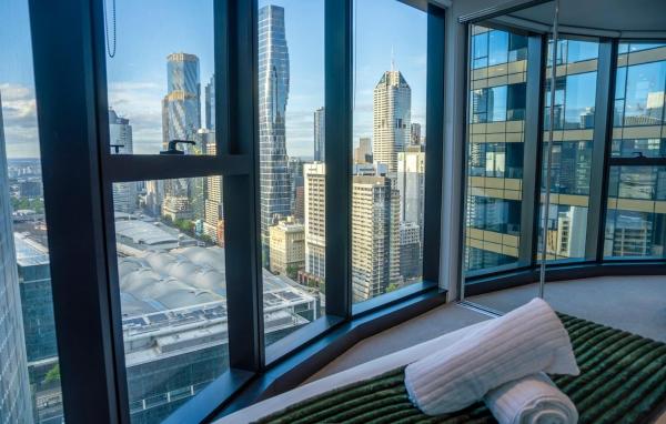 33rd Floor Deluxe 2-br Apartment - City Views, Pool, Hot Tub & Gym - St Kilda