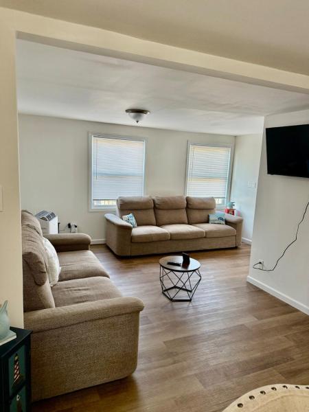 Beautiful Renovated 2 Bedroom 2nd Floor Condo 2 Blocks To The Beach And Bay - Toms River, NJ