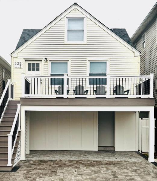 Beautiful Renovated 2 Bedroom 2nd Floor Condo 2 Blocks To The Beach And Bay - Seaside Heights, NJ