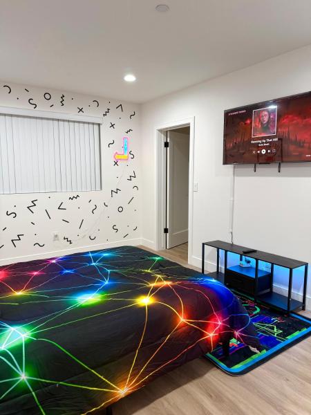 Vibey Retro Room In A Shared Space - Los Angeles, CA