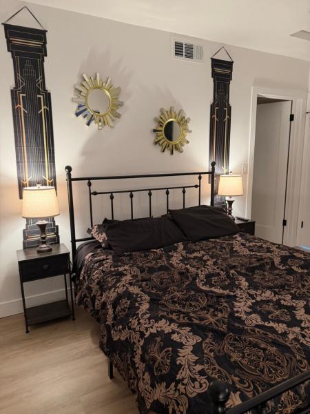 Timeless 1920s Retreat Room In A Shared Space - Los Angeles, CA