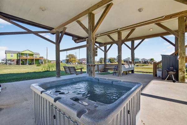 Boujee Beach Coastal Getaway With Hot Tub Home - Crystal Beach, TX