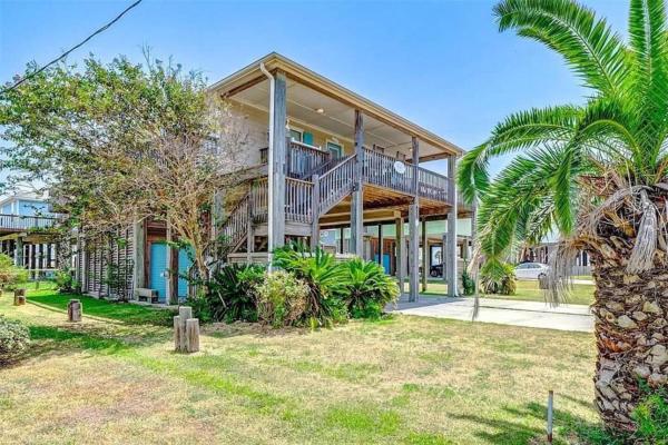 Gulf Views On Deck With Fish Station) - Crystal Beach