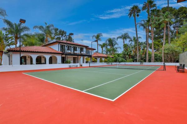 Sherman Oaks Tennis Estate With Pool + Spa - Los Angeles, CA