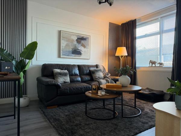 Modern 8 Guest Getaway - Large Kitchen & Lounge - Leeds